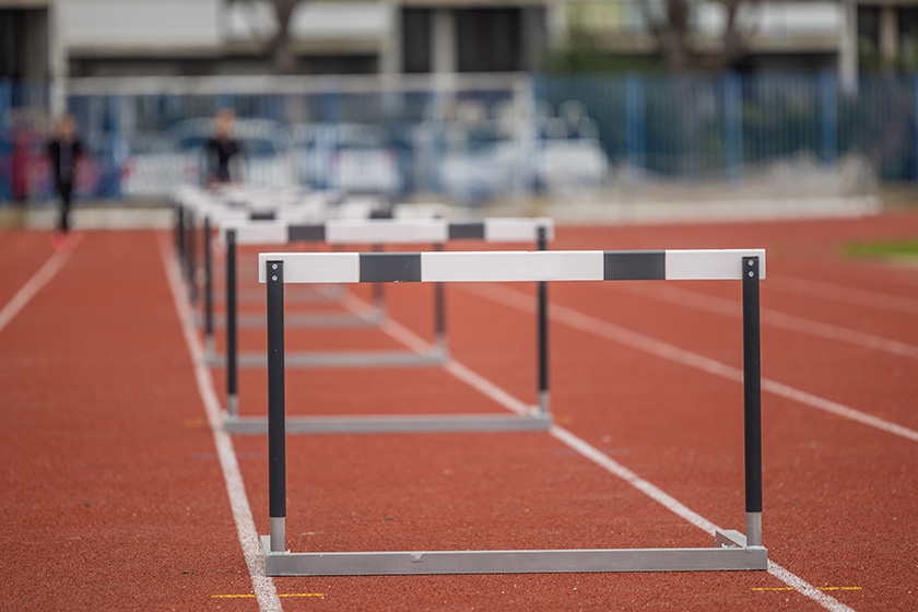 ハードリングとスピードの融合！110mハードル・100mハードルの基本ルールやコツを解説 | Seiko HEART BEAT Magazine | セイコーグループ